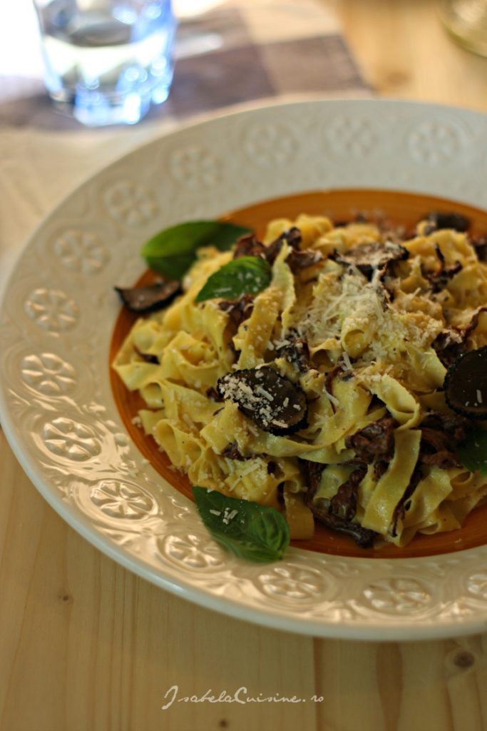 Tagliatelle cu galbiori si trufa neagra - Isabela Cuisine